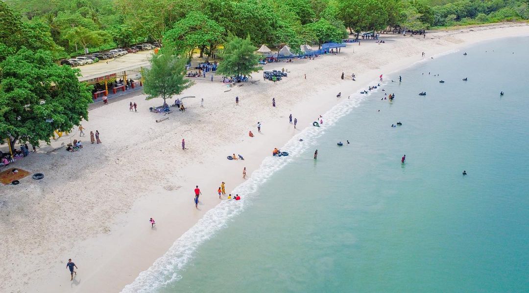Pantai Embe atau M Beach Kalianda Lokasi, Tiket Masuk, Wahana